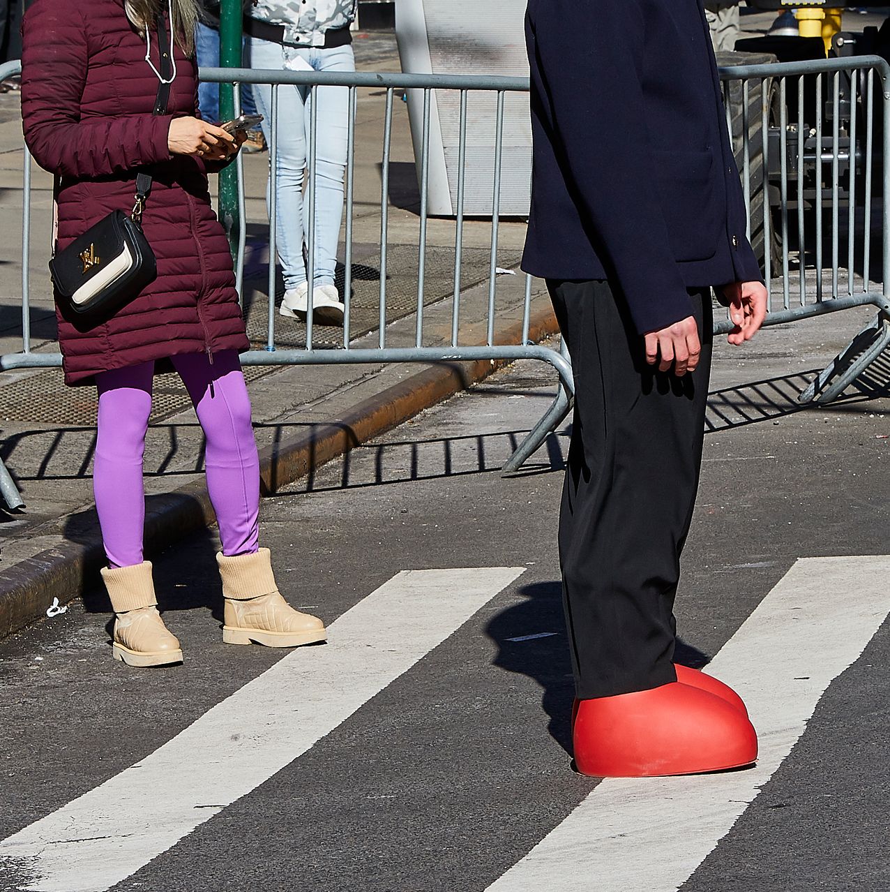 El éxito de las big red boots de MSCHF: Hiperrealismo, nostalgia y ...