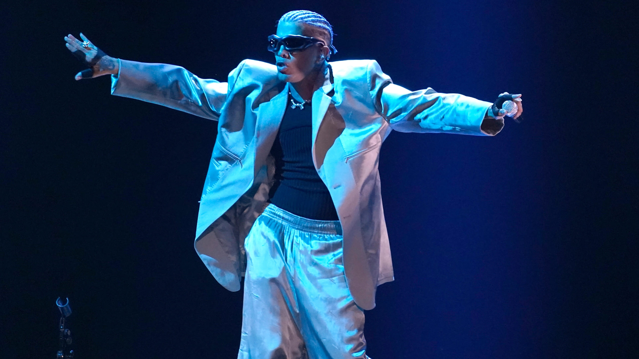 El estilo de Rauw Alejandro, los looks del Flux Aeon latino – BADHOMBRE ...