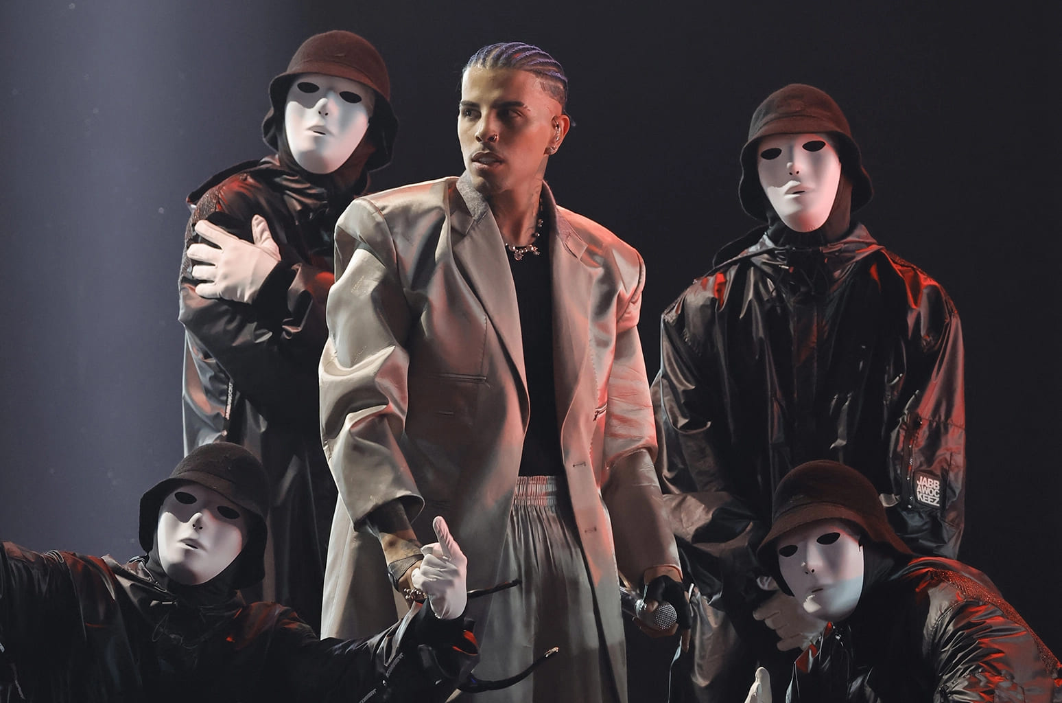 El estilo de Rauw Alejandro, los looks del Flux Aeon latino – BADHOMBRE ...