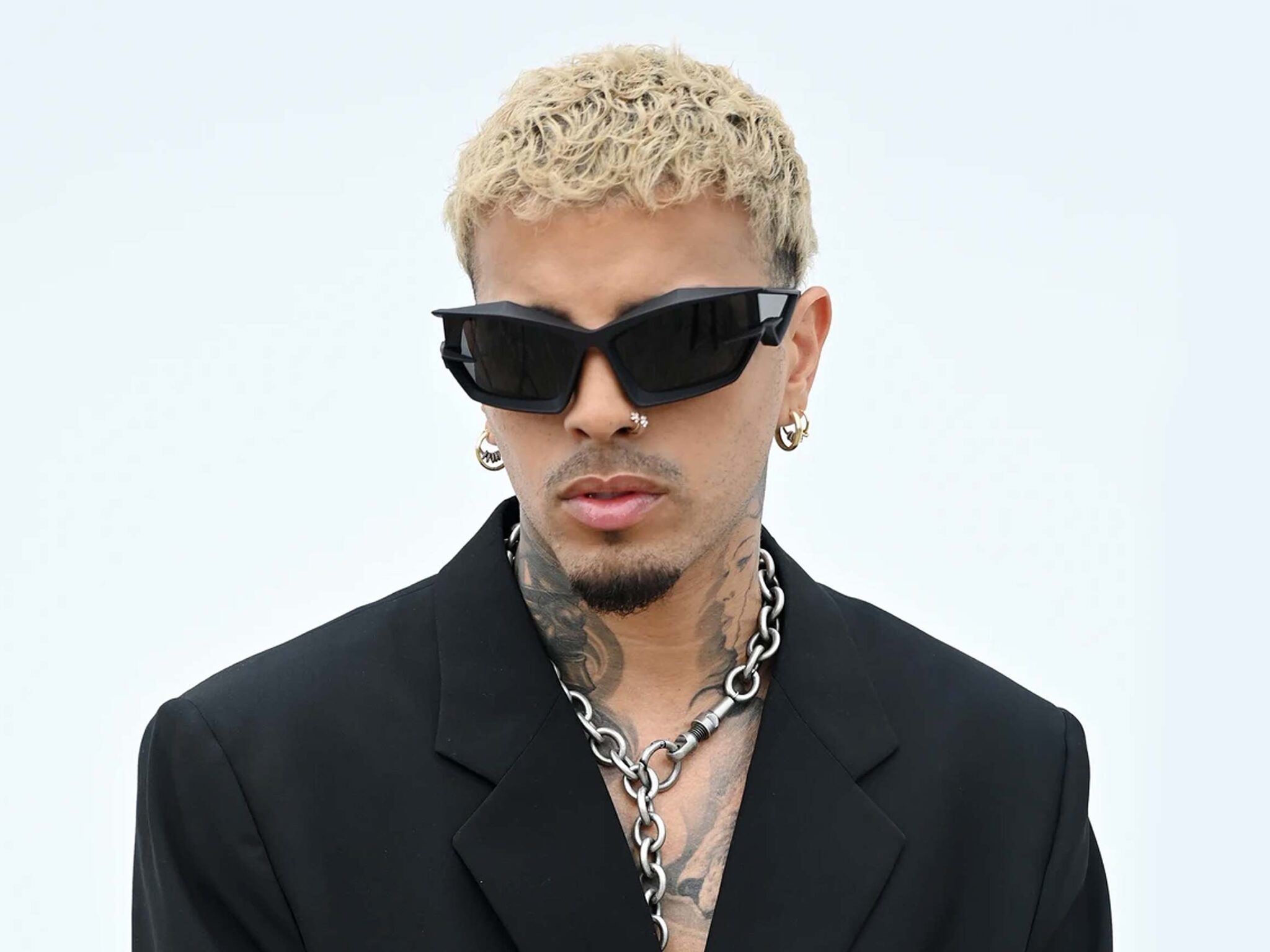 El estilo de Rauw Alejandro, los looks del Flux Aeon latino - BADHOMBRE ...
