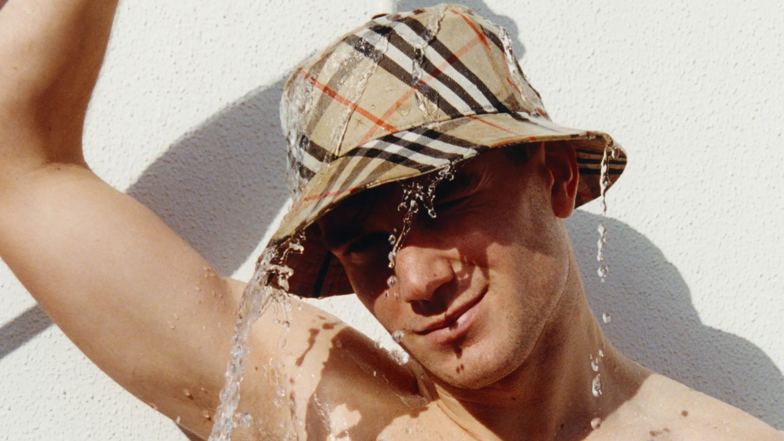 Burberry apuesta por dominar el verano con su clásico print - BADHOMBRE ...