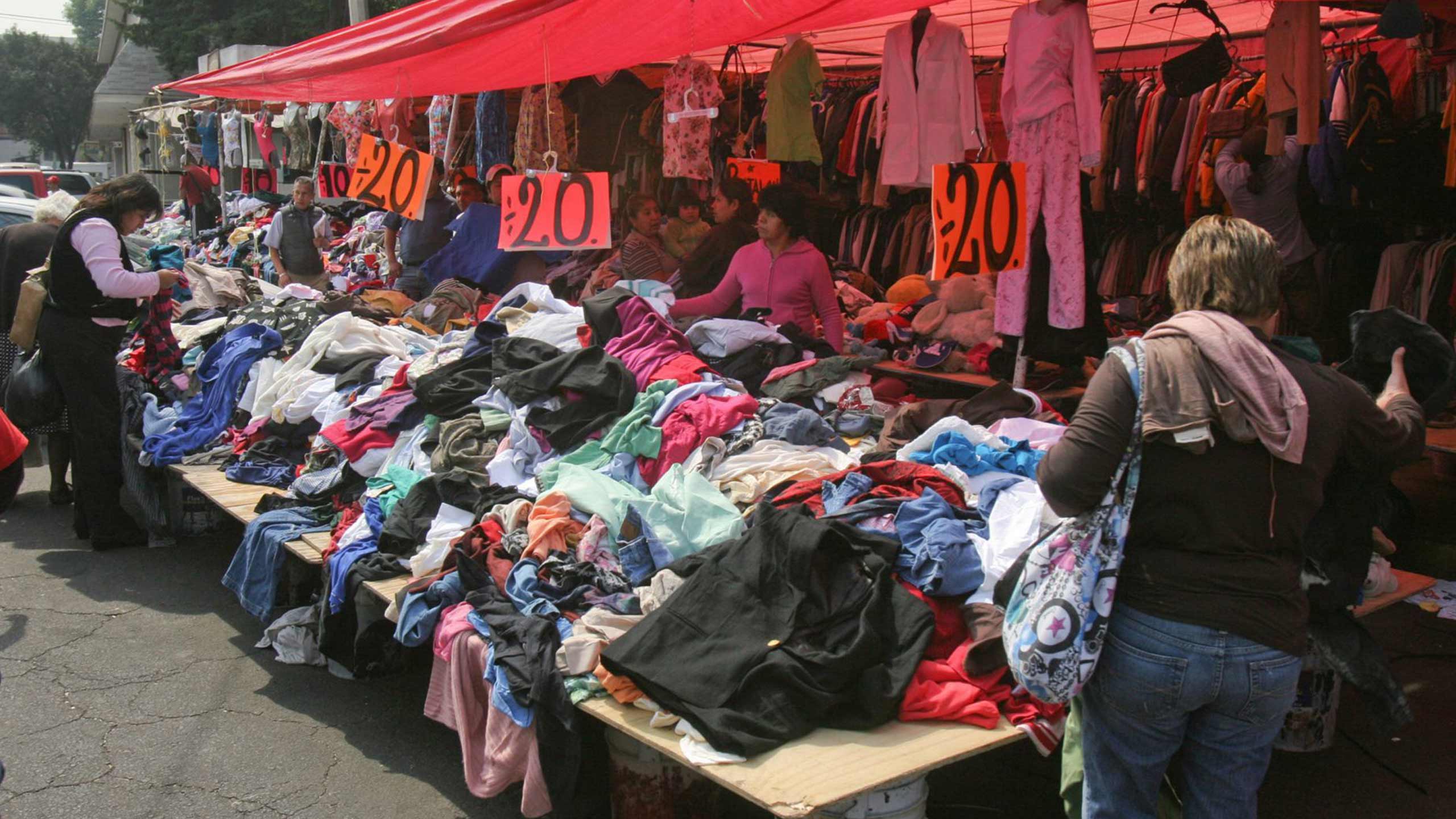 CDMX impulsa la ropa de paca como alternativa contra la moda rápida ...